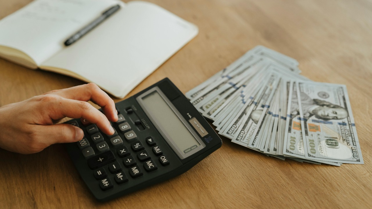 10 simple money habits most people still ignore - The Daily Overview