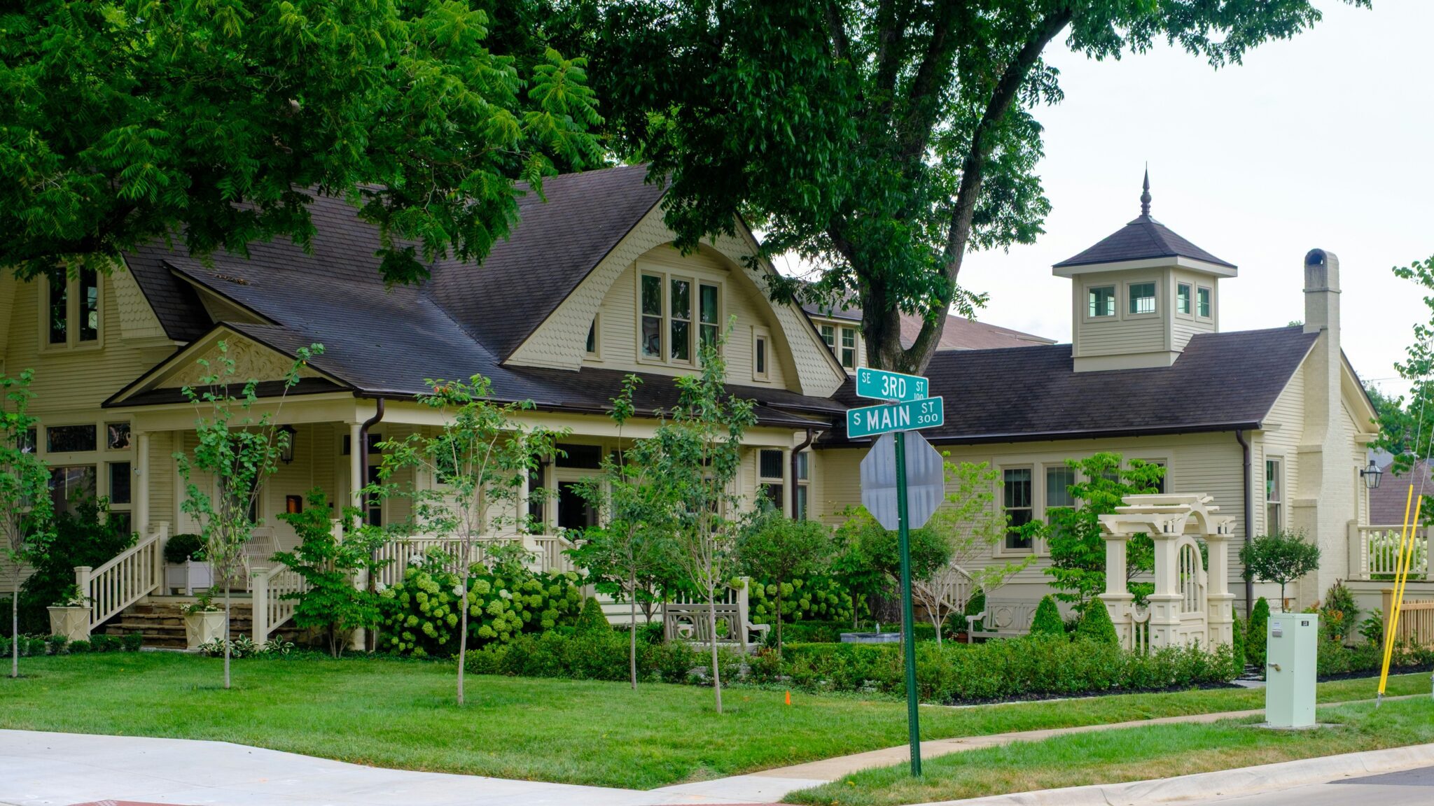 7 brutal ways homeowners destroy value, real estate agent warns - The ...